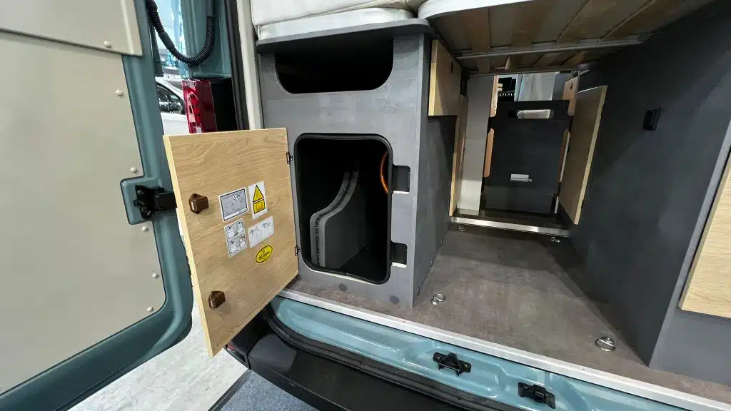 Kompakte Maße und smarte Technik: Ahorn Camp CV 560 - CamperVans Magazin