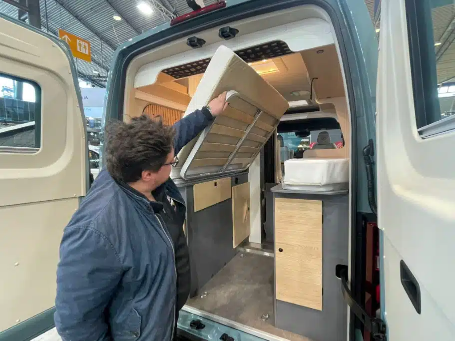 Kompakte Maße und smarte Technik: Ahorn Camp CV 560 - CamperVans Magazin
