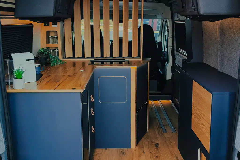 Camper-Neuheit Algovia Escape: Kastenwagen mit Heckküche - CamperVans ...